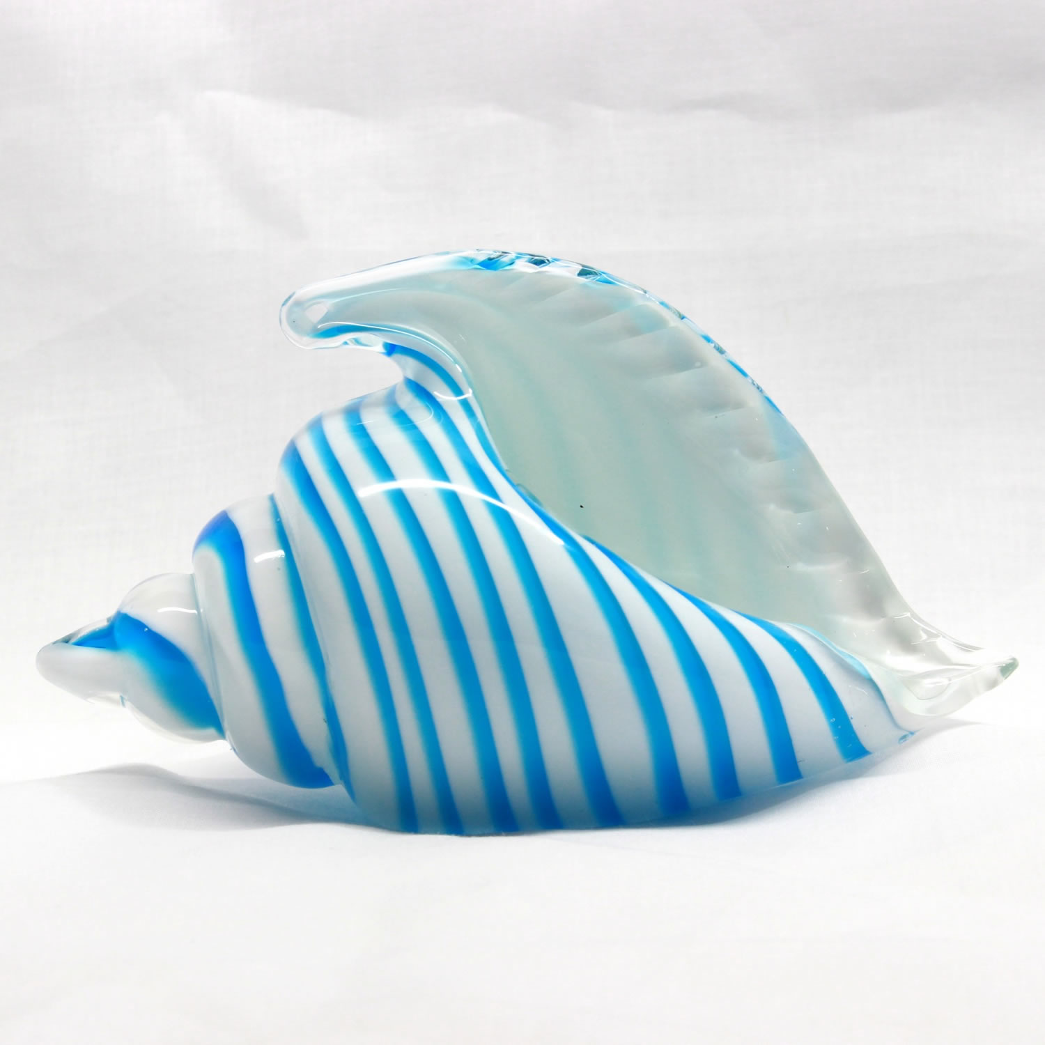 WHITE AND BLUE GLASS SEASHELL | KENJASPER, SEA SHELL, HAND MADE ART ...