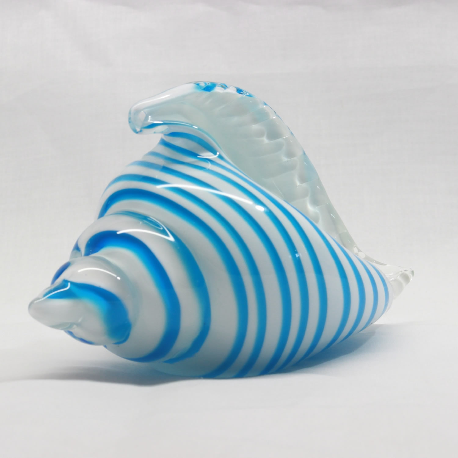 WHITE AND BLUE GLASS SEASHELL | KENJASPER, SEA SHELL, HAND MADE ART ...